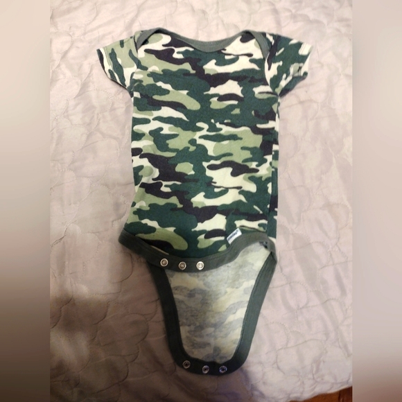 Gerber | One Pieces | Gerber Baby Onesie Size 36m Green And Cream ...